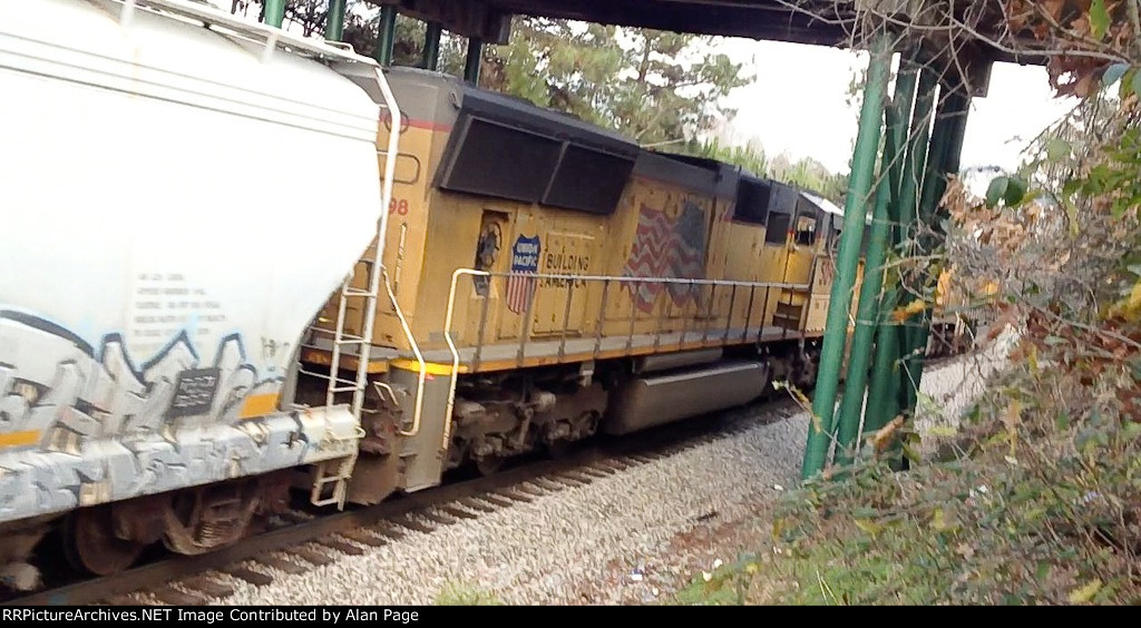 UP SD70M 5098 rolls under Mallory Rd